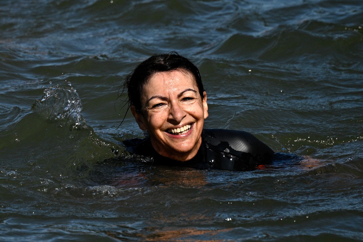 The Seine is clean : Paris mayor takes a plunge before the Olympics