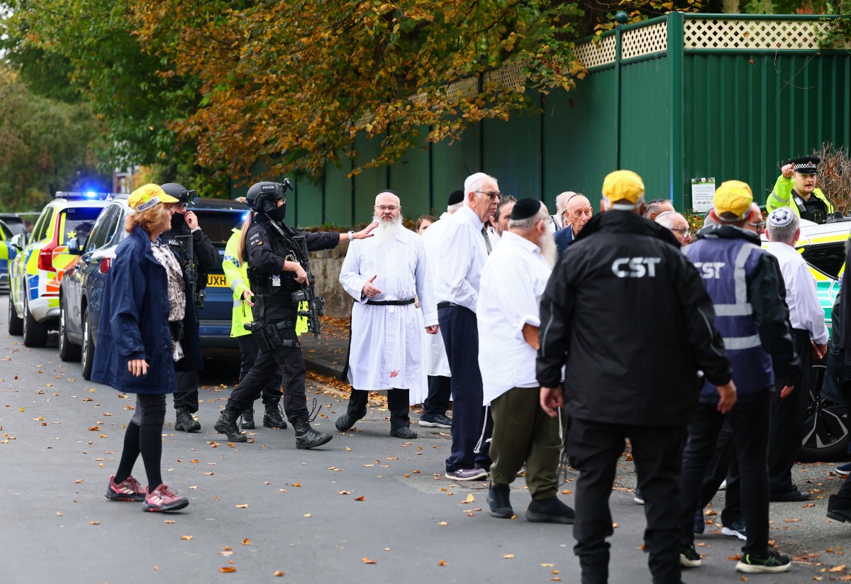 Four Wounded in Manchester Synagogue Stabbing, Suspect Shot